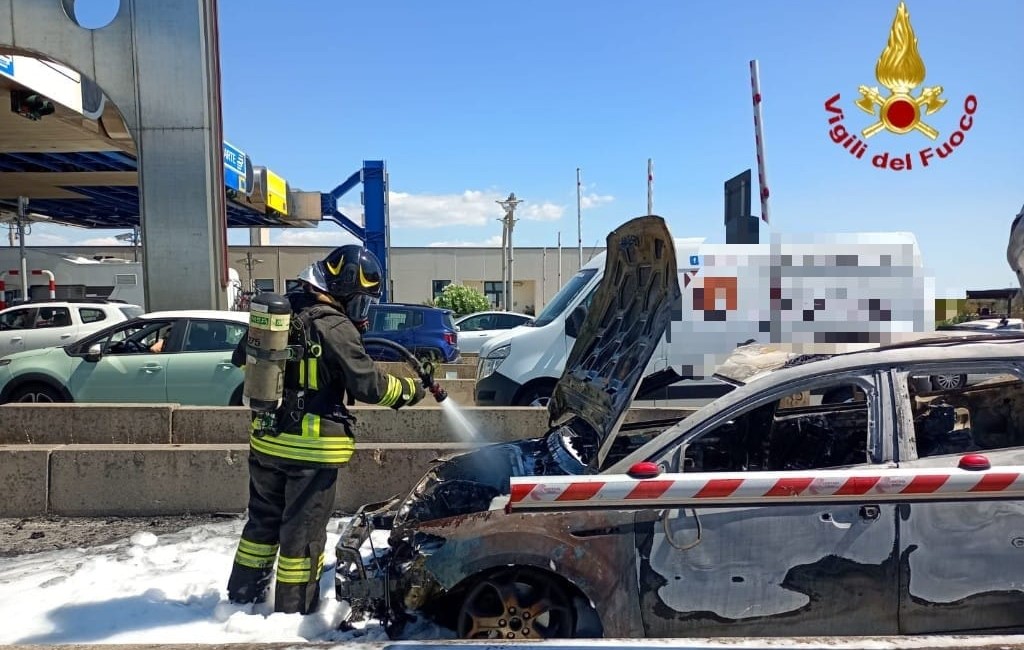 Auto prende fuoco al casello: momenti di paura tra gli automobilisti ... Auto prende fuoco al casello: momenti di paura tra gli automobilisti ...