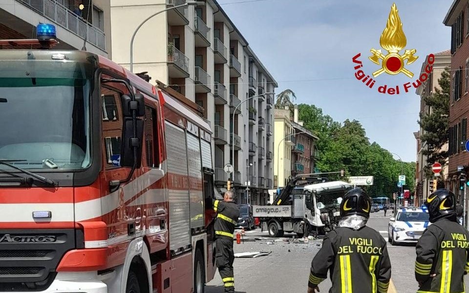 Scontro tra furgone e autobus di linea: due feriti | Radio Bruno Scontro tra furgone e autobus di linea: due feriti | Radio Bruno